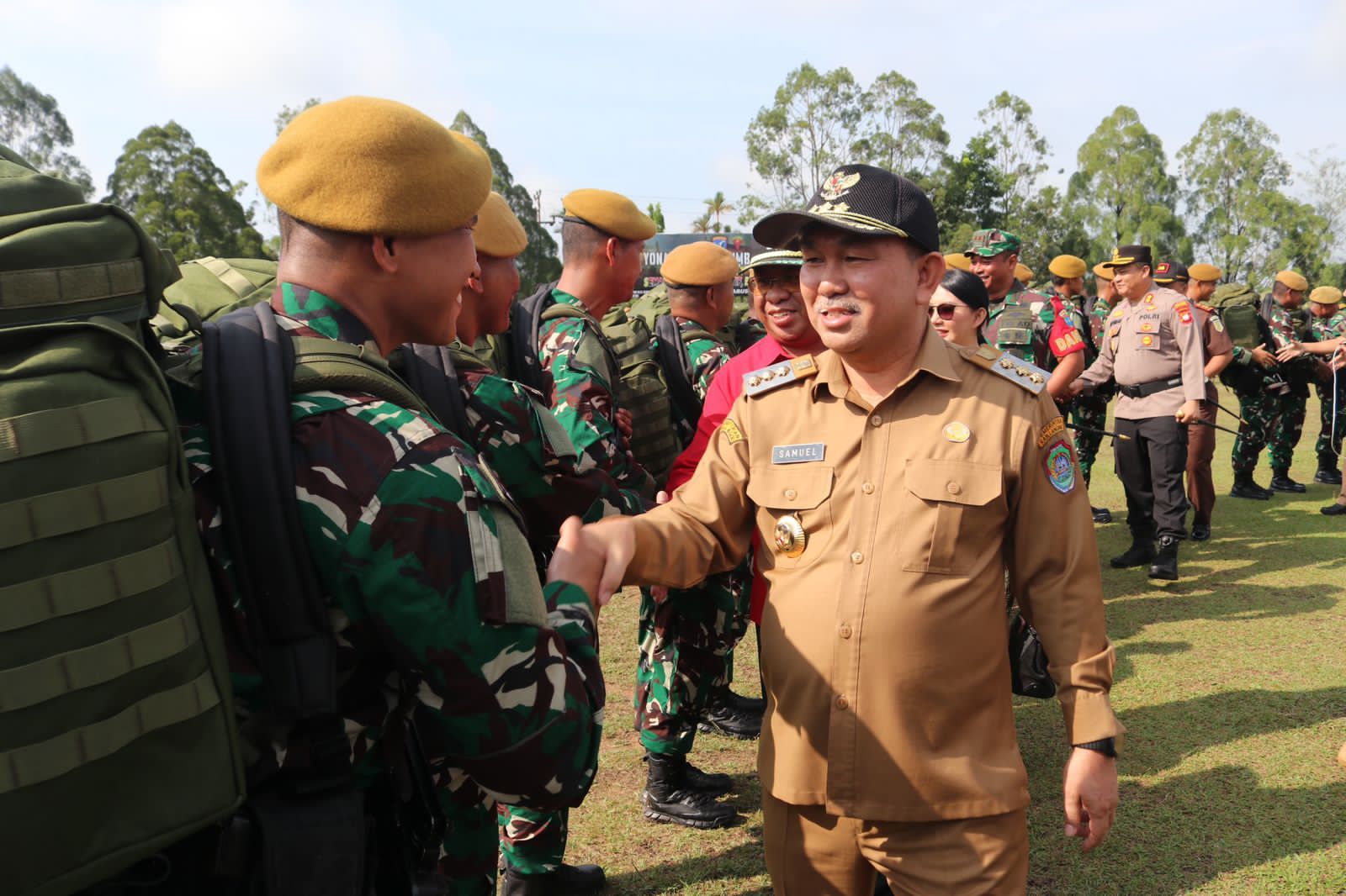 Pemkab Landak Lepas Pemberangkatan 350 Satgas Pamtas RI-MLY Yonarmed 16/Tk - Trigger Netmedia